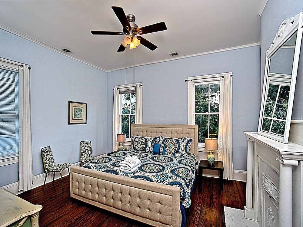 Downtown Savannah Oasis 6 Beds, 3 Bath - Savannah, GA
