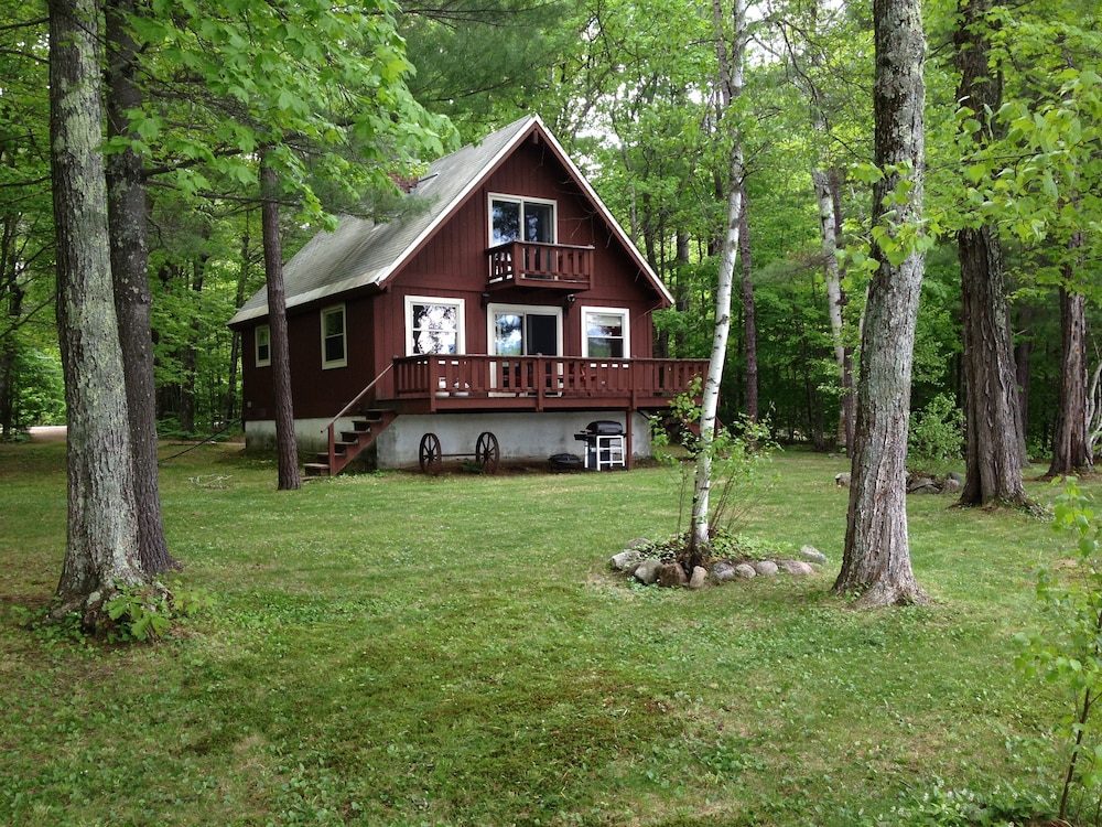 Waterfront Chalet With Private Beach In The White Mountains Of New Hampshire. - Conway, NH