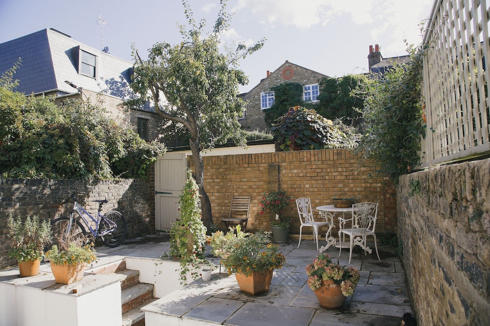 Two Bedroom Garden Flat In Fulham Close To Transport And Shops. - Balham - London