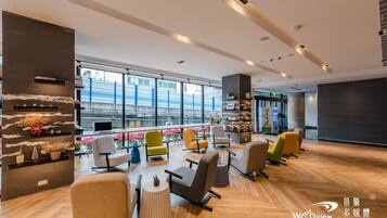 Área de estar no saguão