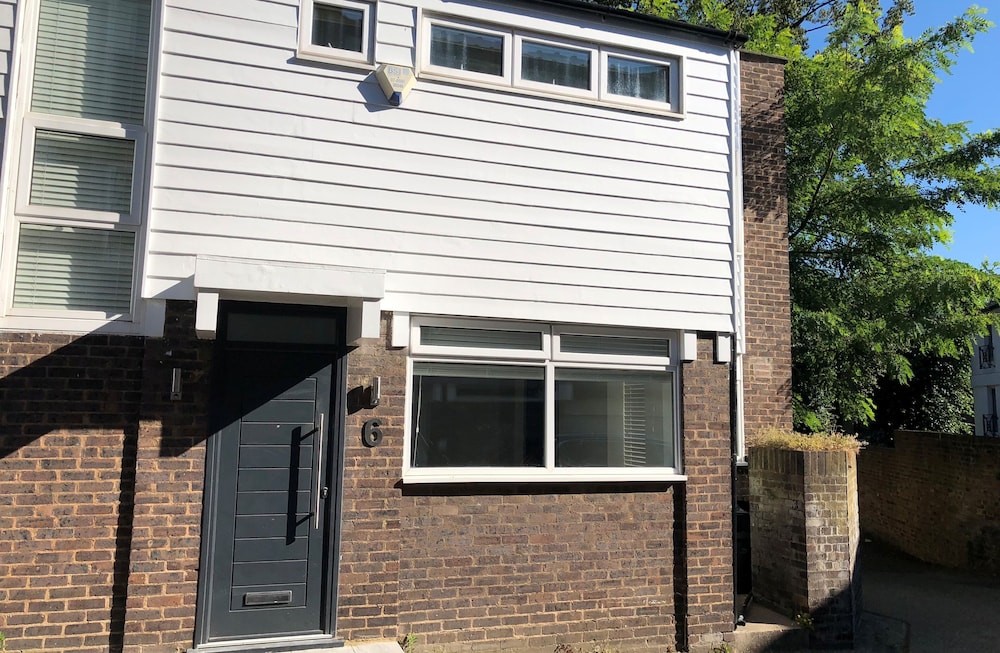 Luxury Newly Renovated 3-bedroom, 2-bathroom Mews House In Hampstead London - Barnes