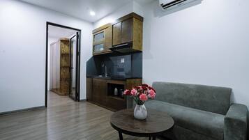 Apartamento Standard, 1 quarto | Cozinha privada | Um frigorífico, um micro-ondas, uma chaleira elétrica