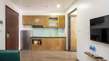 Apartamento luxo, 1 quarto | Cozinha privada | Geladeira, micro-ondas, chaleira elétrica
