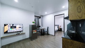 Apartamento Standard, 1 quarto | Sala de estar | TV de ecrã plano