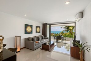 1-Bedroom Apartment | Sala de estar | Televisor de ecrã plano de 30 polegadas com canais via satélite 