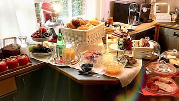 Pequeno-almoço tipo buffet nos dias úteis (20 EUR por pessoa)