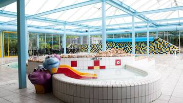 Piscina interior, espreguiçadeiras