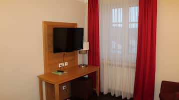 Quarto solteiro conforto | Individualmente decorados, escrivaninha, cortinas blackout