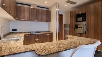 Um frigorífico/congelador grande, um micro-ondas, um forno