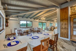 Pequenos-almoços, almoços, jantares servidos, cozinha italiana 