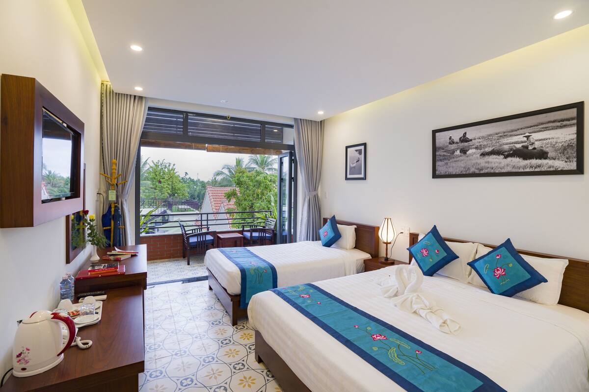 Quarto triplo família, sacada, vista para a piscina | Vista do quarto