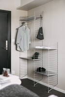 Quarto duplo (Shared Bathroom) | Escrivaninha, cortinas blackout, ferros/tábuas de passar roupa