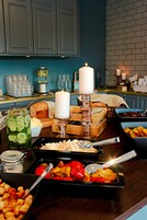 Café da manhã com pratos da culinária local grátis todos os dias