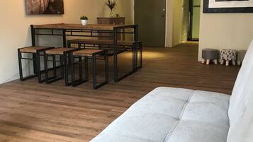 Apartamento, 3 quartos | Refeições no quarto