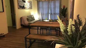 Apartamento, 3 quartos | Sala de estar | TV de ecrã plano