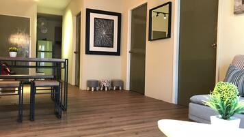 Apartamento, 3 quartos | Sala de estar | TV de ecrã plano