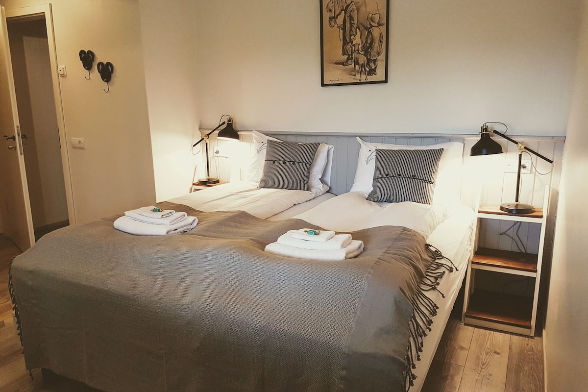 Quarto casal, banheiro privativo (Hlaðan) | Cortinas blackout, ferros/tábuas de passar roupa, berço de viagem