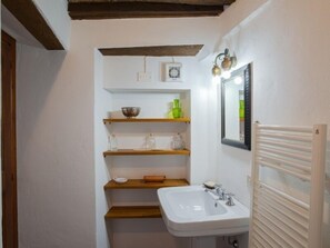 Apartamento, 3 quartos | Casa de banho | Um polibã, um secador de cabelo, um bidé, toalhas fornecidas 