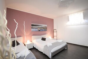 Cofre no quarto, com decoração personalizada 