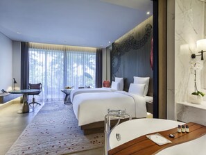 Quarto Executivo, 2 camas individuais | Roupa de alta qualidade, cofre com capacidade para portátil, secretária 