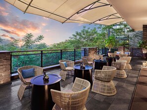 Este bar de tapas, junto à piscina, aberto diariamente 