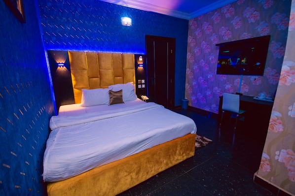 Quarto Executivo | Com decoração personalizada, com mobília individualizada, secretária