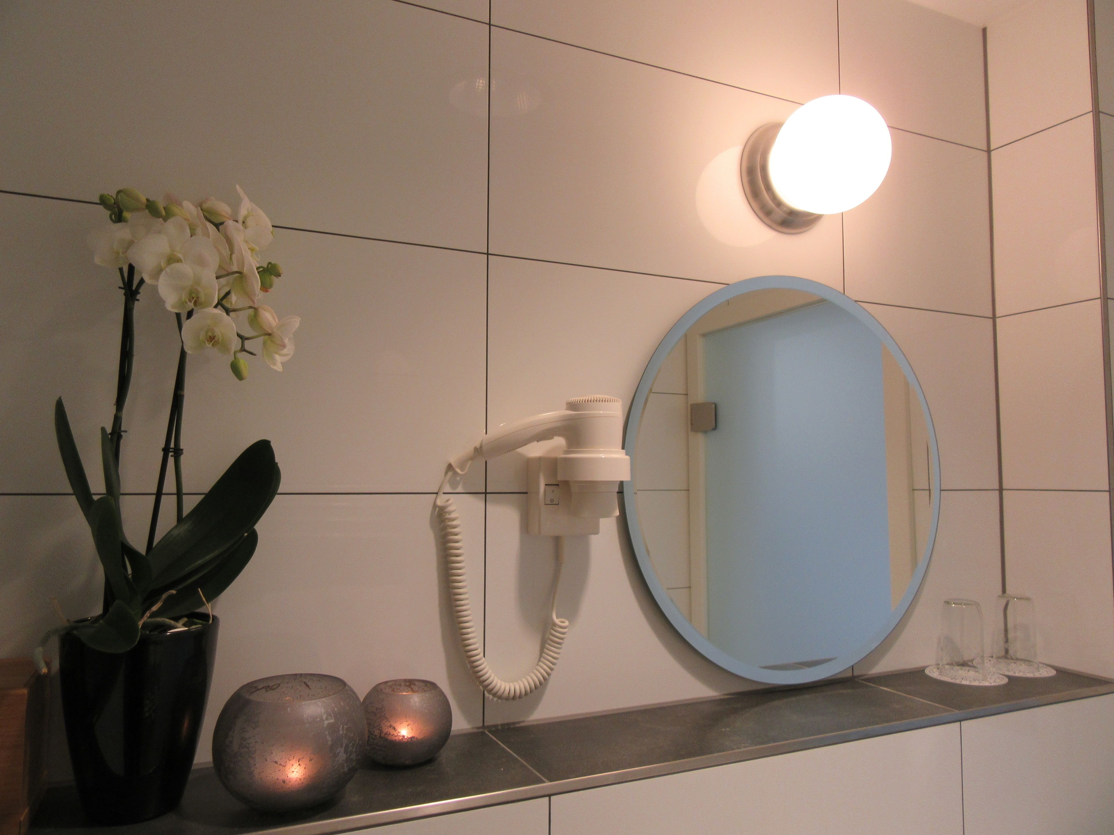 Quarto Duplo ou Twin Comfort | Casa de banho | Um polibã, um chuveiro de hidromassagem 