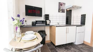 Estúdio, 1 cama de casal | Cozinha privada | Geladeira grande, micro-ondas, fogão, chaleira elétrica