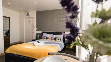 Estúdio, 1 cama de casal | Área de estar | TV de tela plana