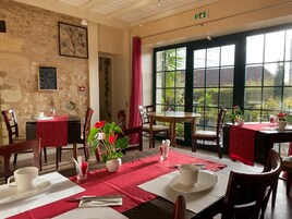 Café da manhã feito na hora todos os dias mediante uma taxa