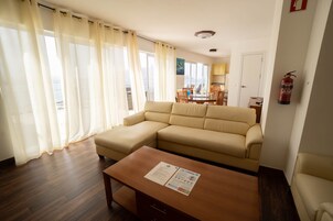 Apartamento luxo, 3 quartos | Área de estar | TV de tela plana