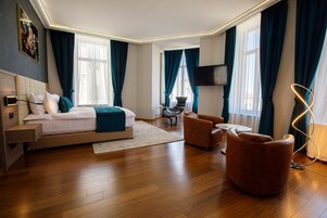 Quarto Nobre | Sala | Televisor de ecrã plano de 50 polegadas com canais por cabo, televisor 