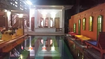Piscina exterior, espreguiçadeiras