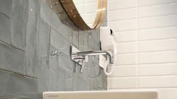 Quarto casal standard | Banheiro | Chuveiro, chuveiro com efeito de chuva, produtos de toalete grátis