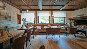 Almoços e jantares servidos, incluindo cozinha alemã 