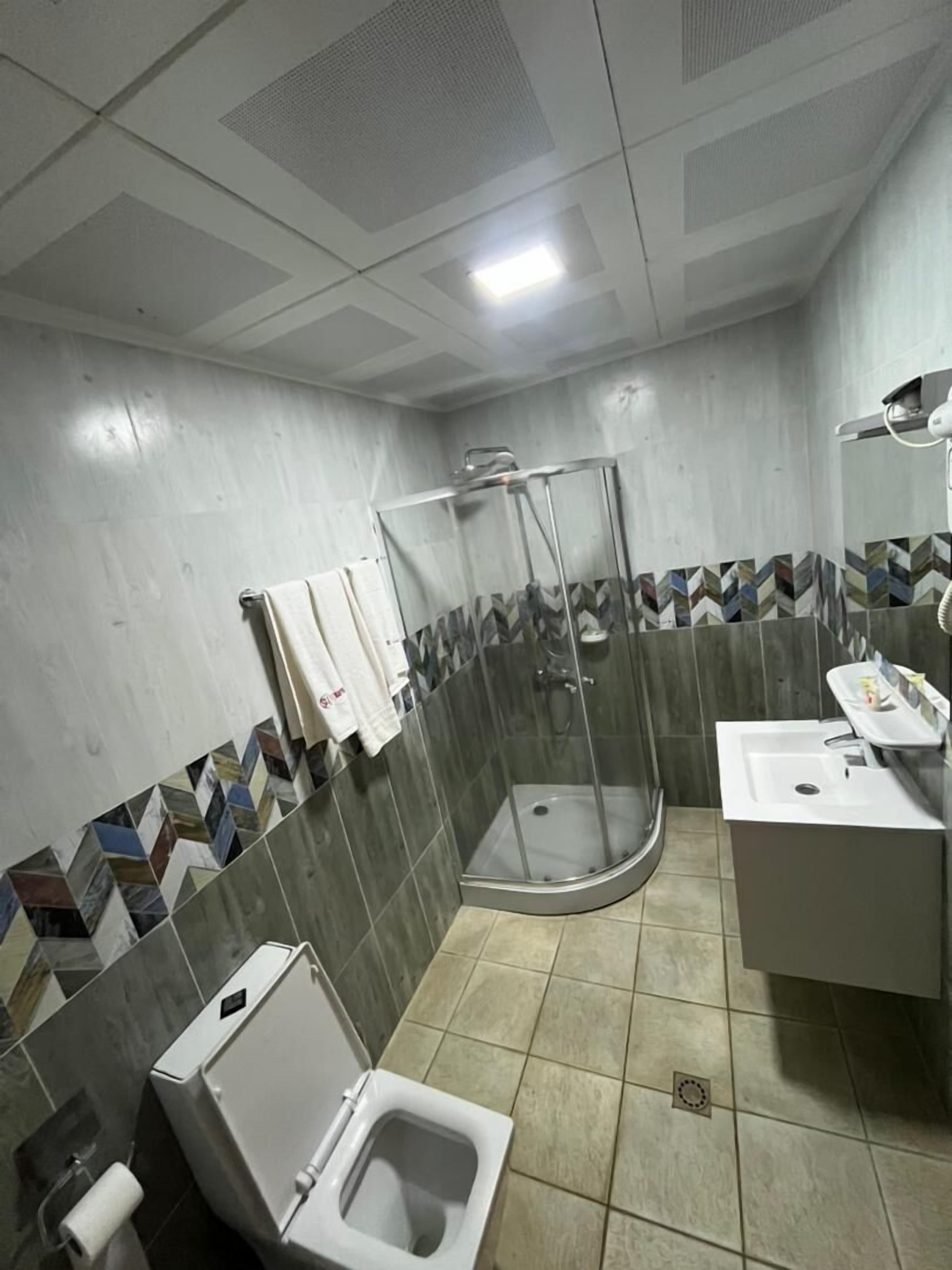 Quarto duplo | Banheiro | Chuveiro com efeito de chuva, produtos de toalete grátis