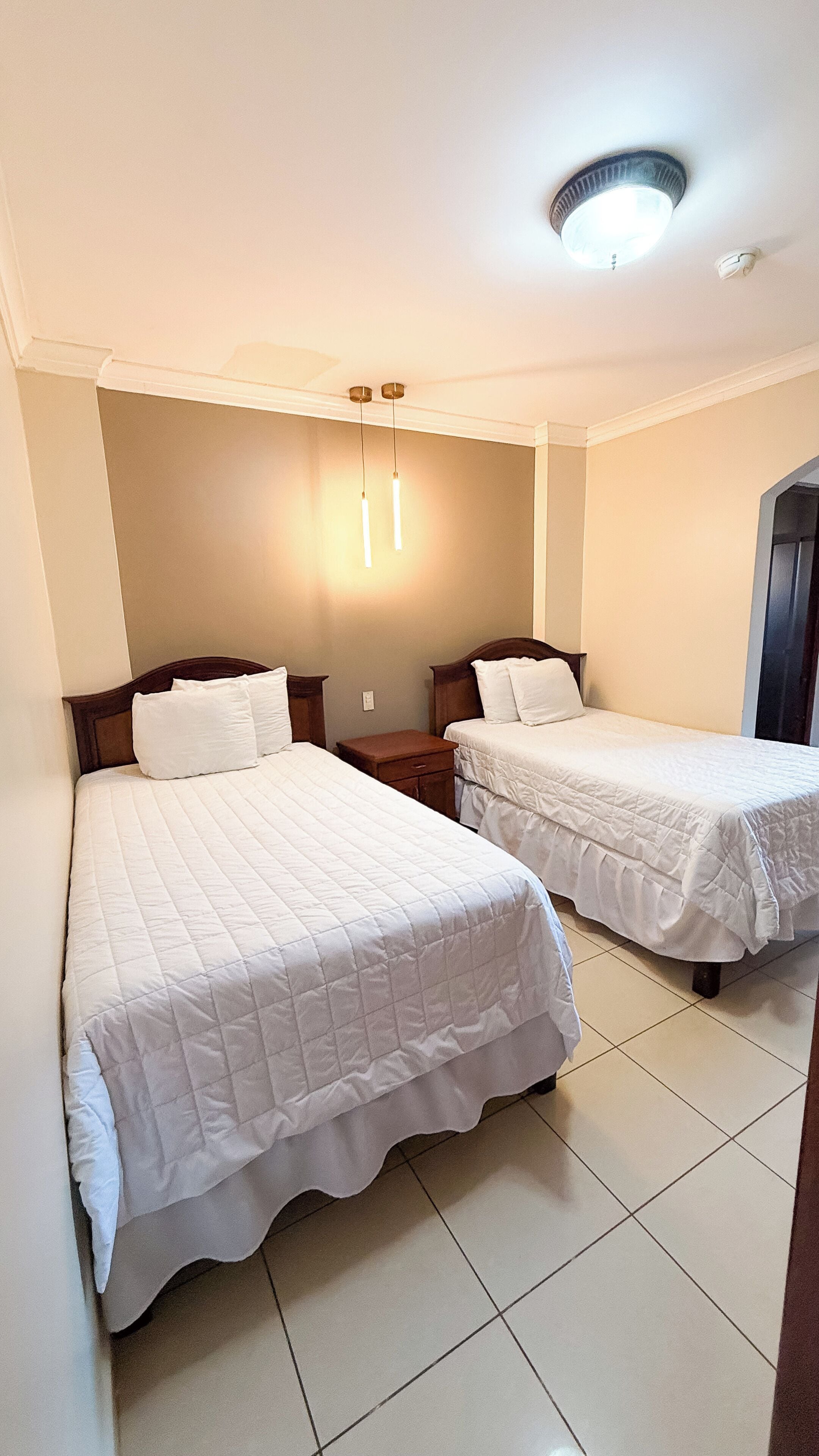 Quarto Duplo Comfort | Secretária, secretária adequada para computadores portáteis 