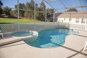 Villa Familiar, banheira de hidromassagem grande, junto ao jardim | Piscina | Piscina exterior sazonal, espreguiçadeiras 