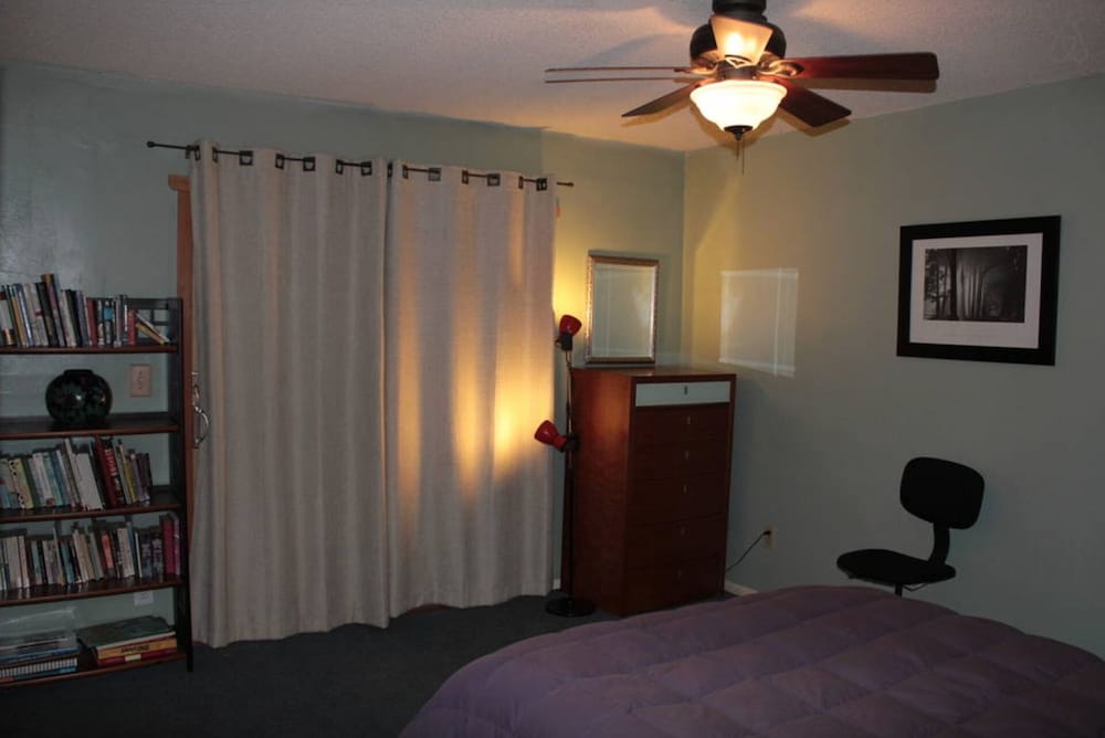Relax On The Spacious Deck And Enjoy The Hollywood Sign And Lush Canyon Views - Hollywood, CA