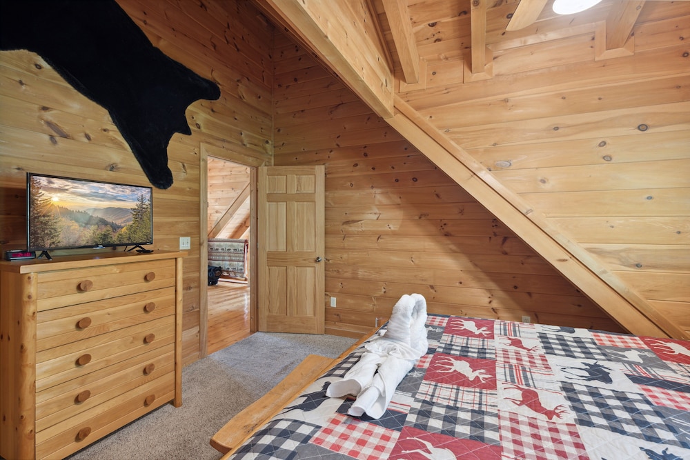 "Bearadise Ridge." A Rustic Cabin In The Heart Of Wears Valley Just 4 Miles From The Gsmnp Entrance! - Townsend, TN
