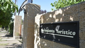 Um muro de pedra com uma placa que diz 'Abjamiento Turistico'.
