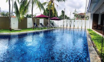 Piscina exterior, guarda-sóis 