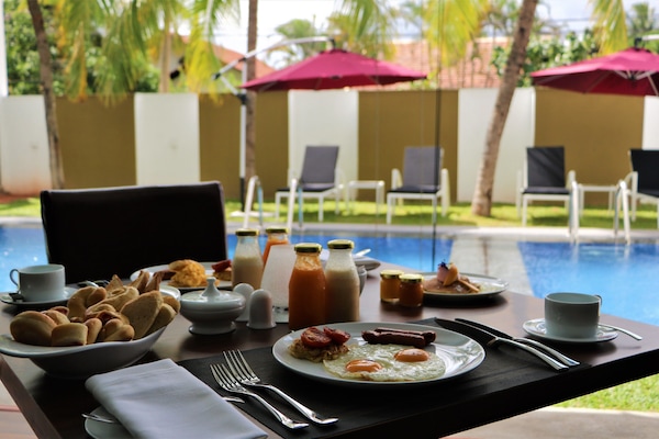 Pequenos-almoços, almoços, jantares servidos, cozinha internacional