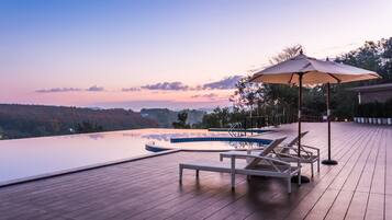 Piscina exterior, da(s) 12:00 à(s) 21:00, guarda-sóis, espreguiçadeiras