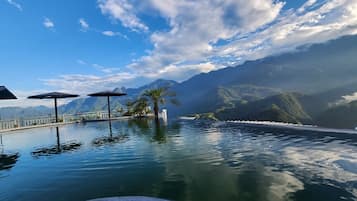 Piscina no piso superior