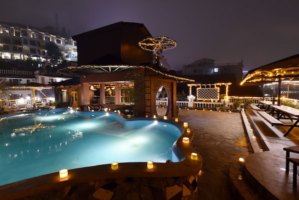 Piscina no piso superior