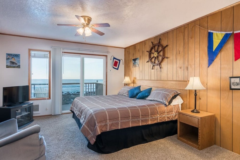 Quarterdeck - Oceanfront, Balcony, Kitchen. - Lincoln City, OR