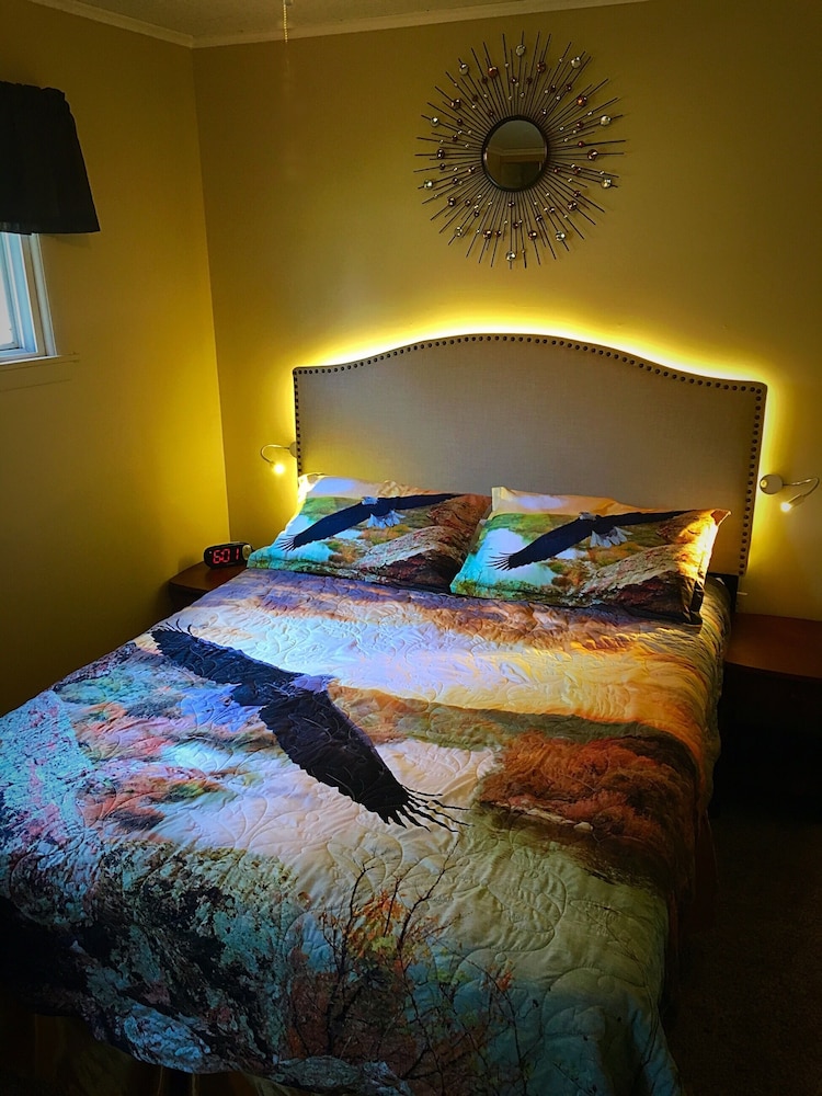 "Eagle's Retreat" Vacation Cottage With Gorgeous Park And Lake Views - Gladstone, MI