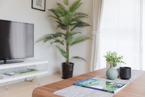 Casa | Área de estar | TV de tela plana 30 polegadas com canais digitais, TV