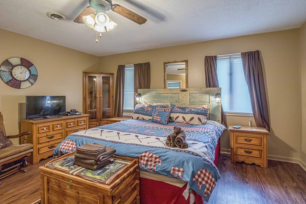 Helen Riverfront 1br 2ba Condo | Balcony Overlooking River | Downtown Helen - Sautee Nacoochee, GA